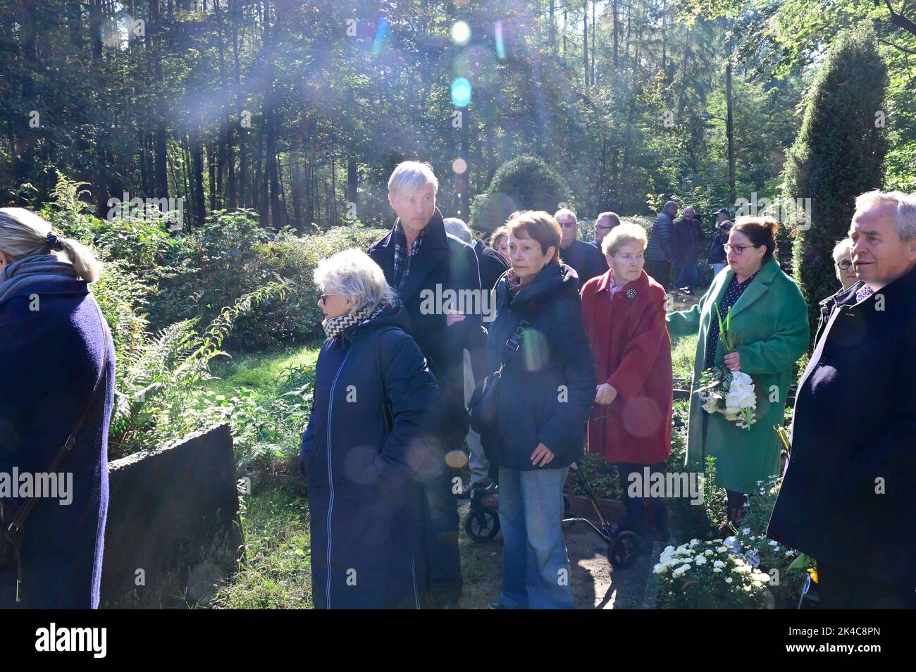 Brigitte Eisenfeld, Alexander Reed und Renate Blume bei der Beisetzung ...