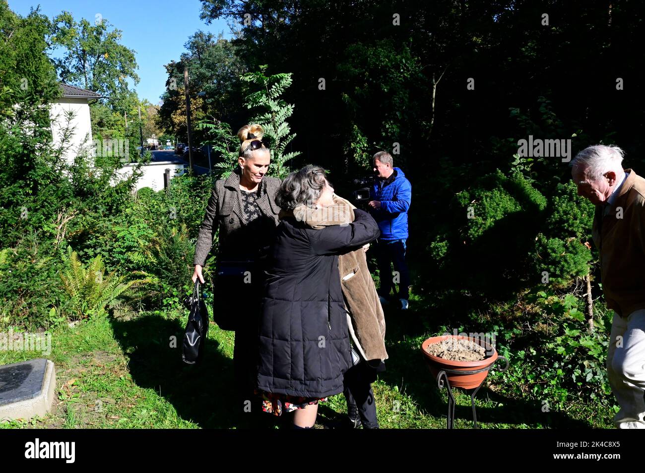 Birgit Behrens-Otto, Angelika Honig und Evelin Matt bei der Beisetzung ...