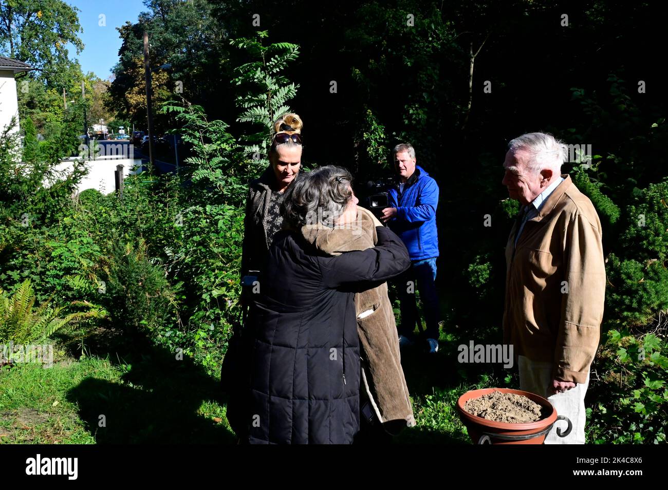 Birgit Behrens-Otto, Angelika Honig und Evelin Matt bei der Beisetzung ...