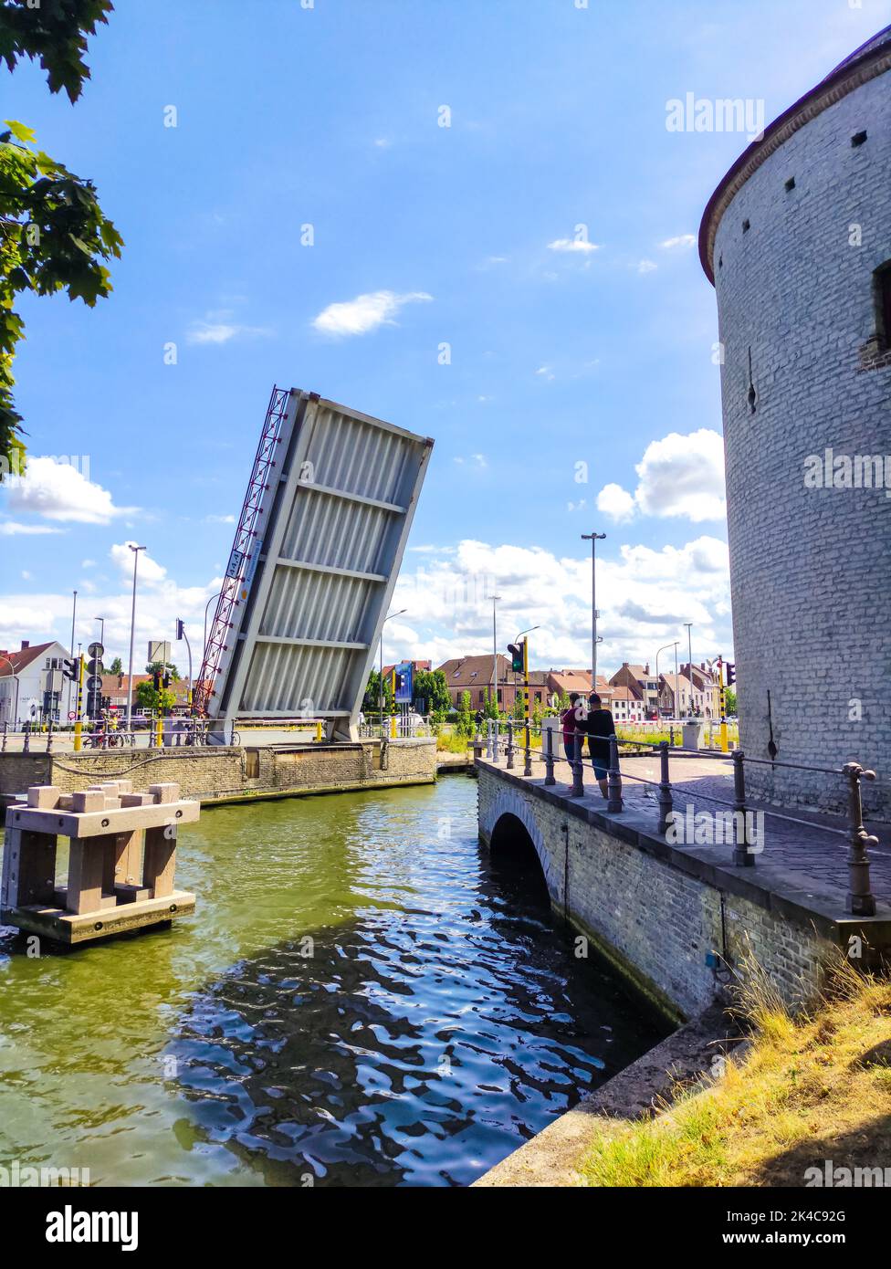 Gate drawbridge water castle hi-res stock photography and images - Alamy
