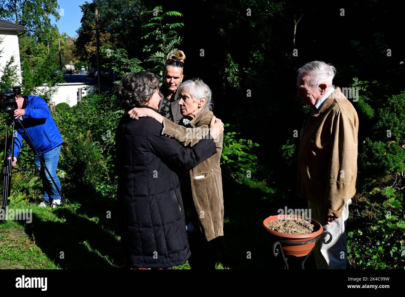 Birgit Behrens-Otto, Angelika Honig und Evelin Matt bei der Beisetzung ...