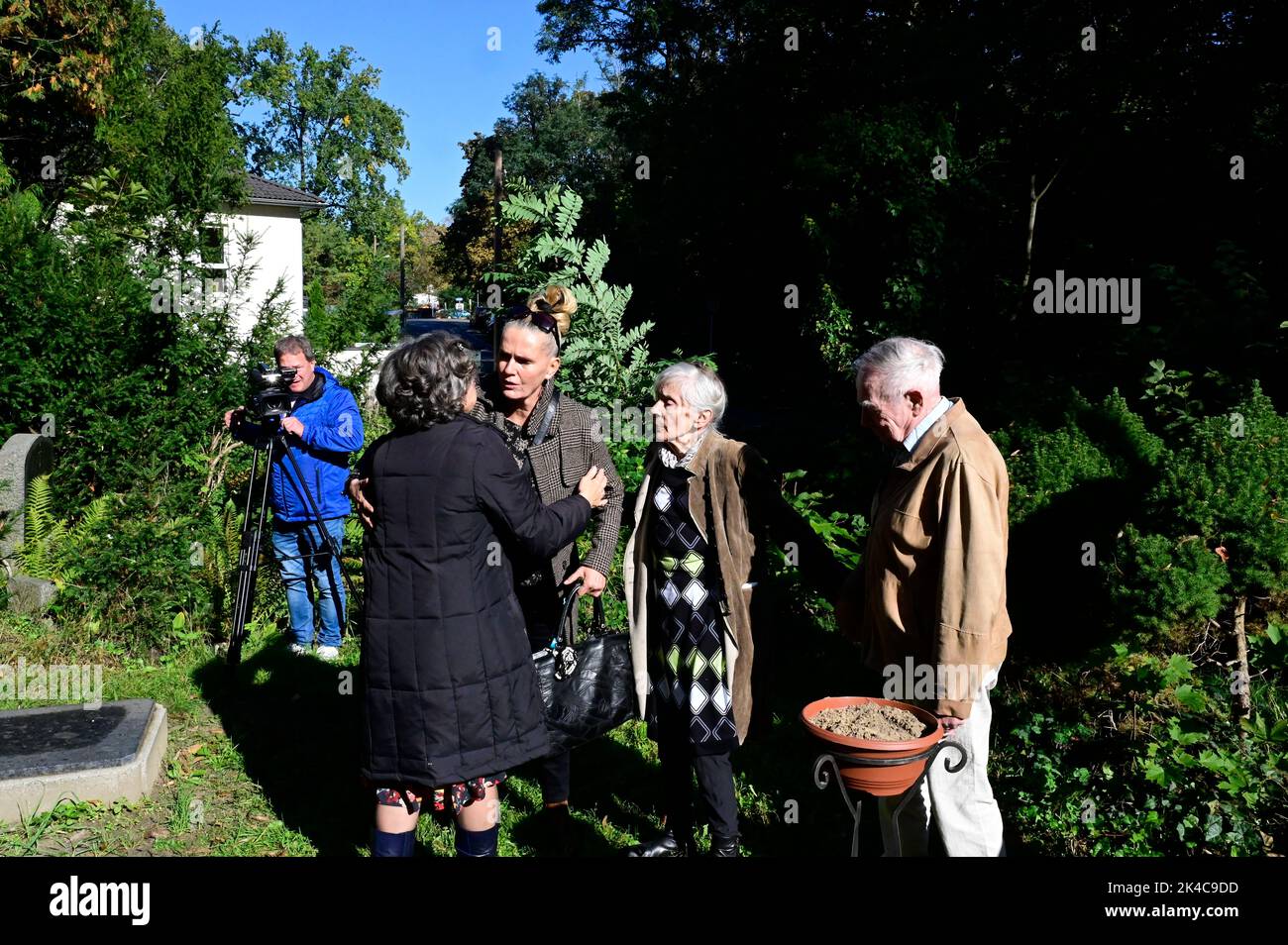 Birgit Behrens-Otto, Angelika Honig und Evelin Matt bei der Beisetzung ...