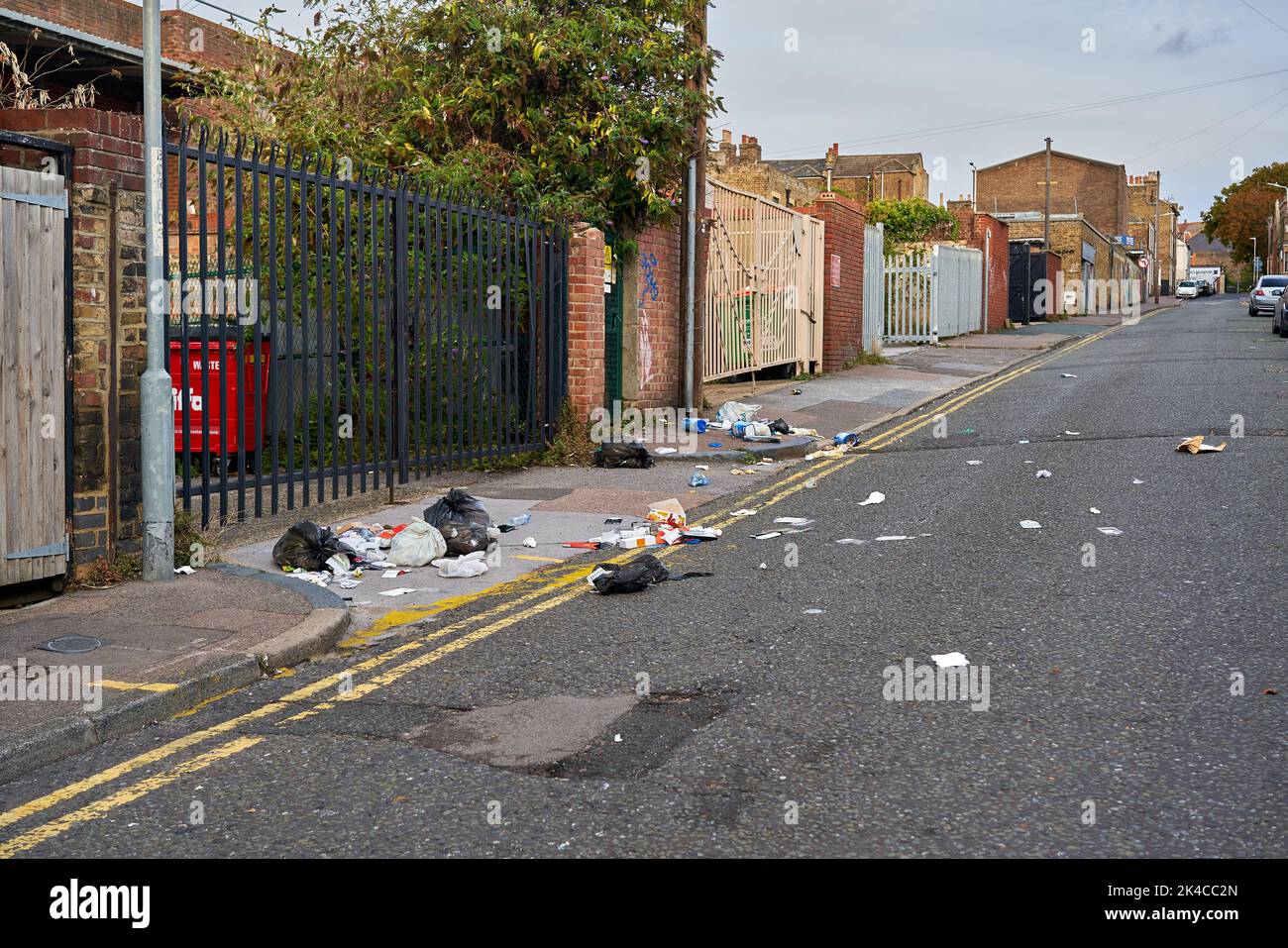 A polluted road, rubbish on the streets of Ramsgate Stock Photo - Alamy