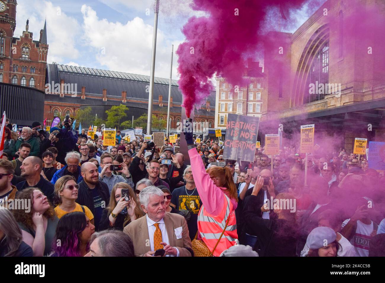 London, UK. 1st October 2022. Thousands of people, and various groups ...