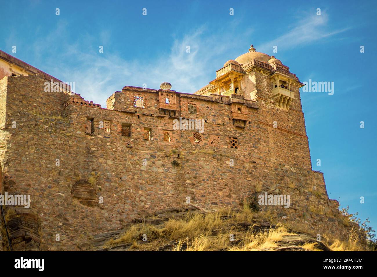 The wall and ruins of Kumbhal fort in India Stock Photo - Alamy