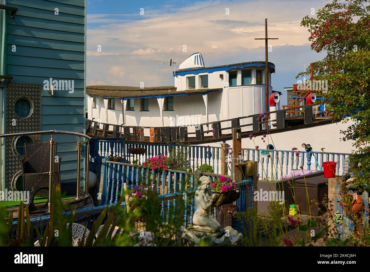 Boat shaped house hi-res stock photography and images - Alamy