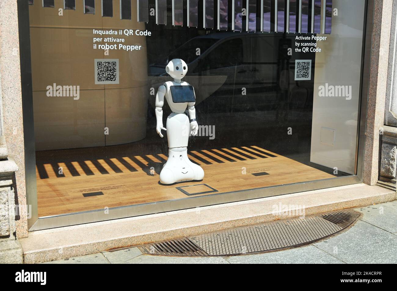 Bank italy customers hi-res stock photography and images - Alamy