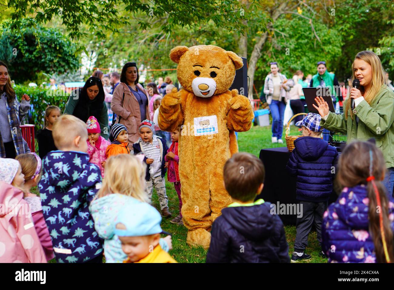Children dressed as bear hi-res stock photography and images - Alamy
