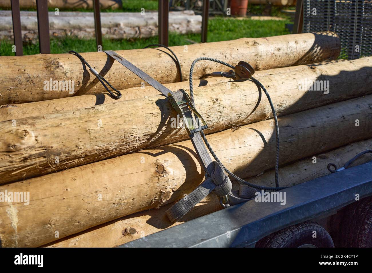 Wood logs tied rope hi-res stock photography and images - Alamy