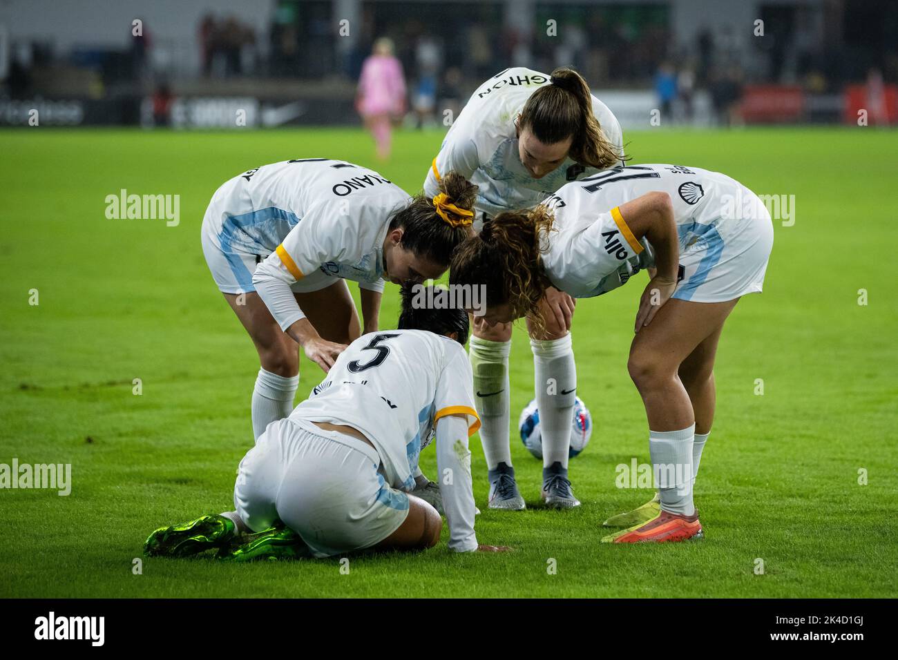 Washington, USA. 01st Oct, 2022. Teammates check on Dash defender ...