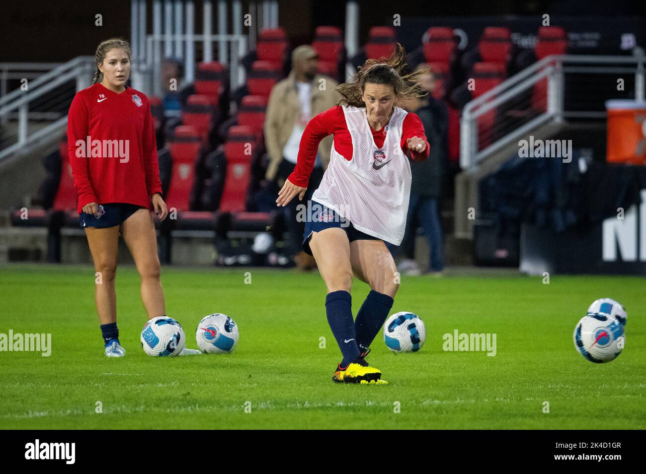 Spirit midfielder Andi Sullivan takes part in warmups with teammates ...