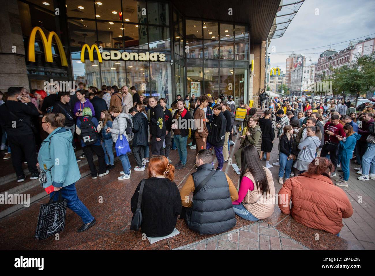 People waiting in line mcdonalds hi-res stock photography and images ...