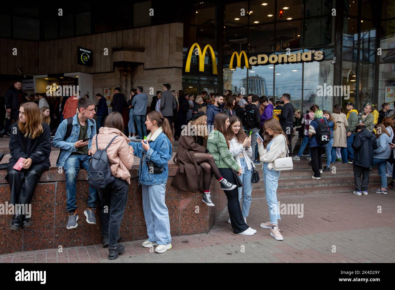 Kyiv, Ukraine. 01st Oct, 2022. People stand with purchased takeaway ...
