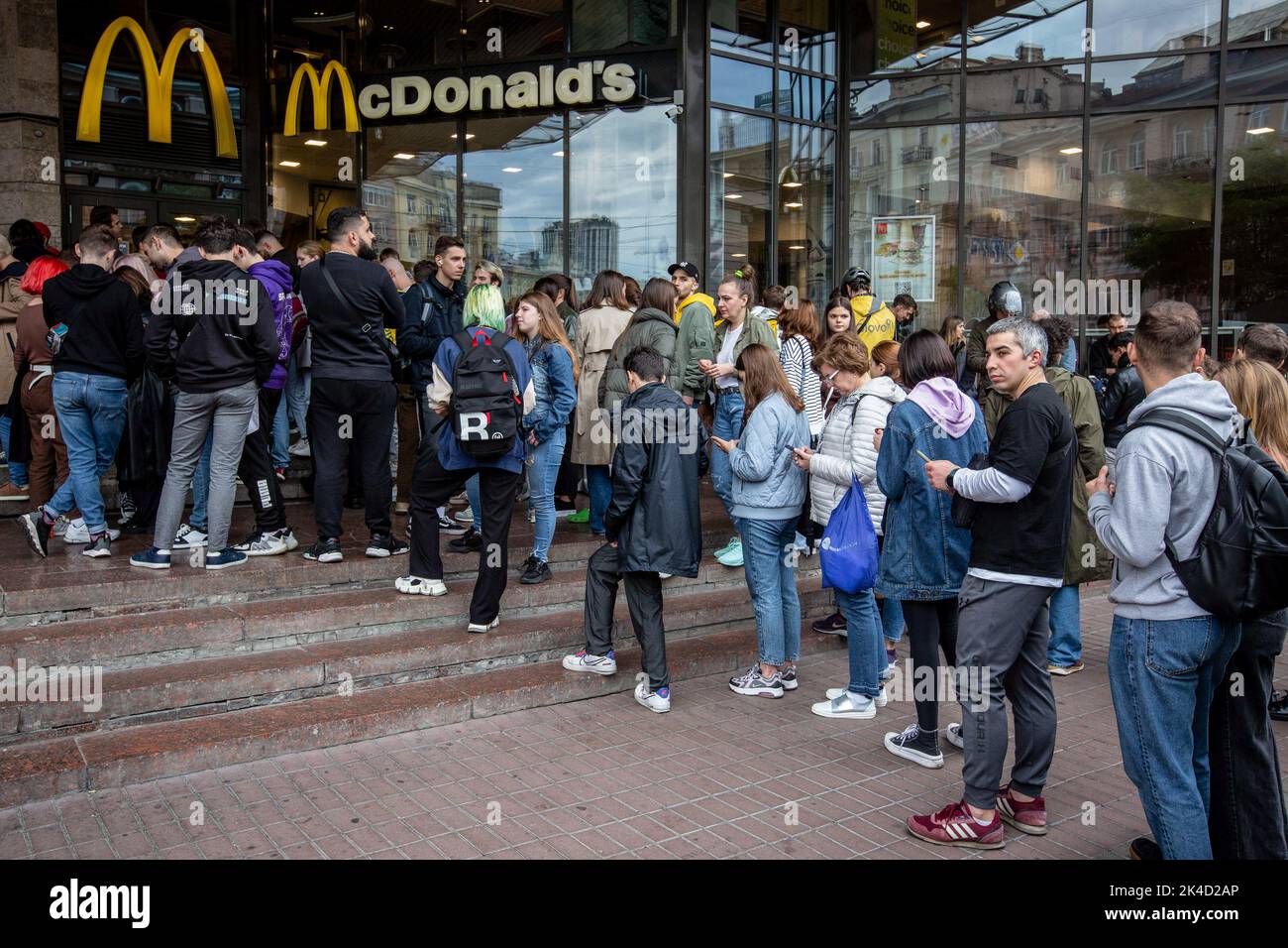 People waiting in line mcdonalds hi-res stock photography and images ...