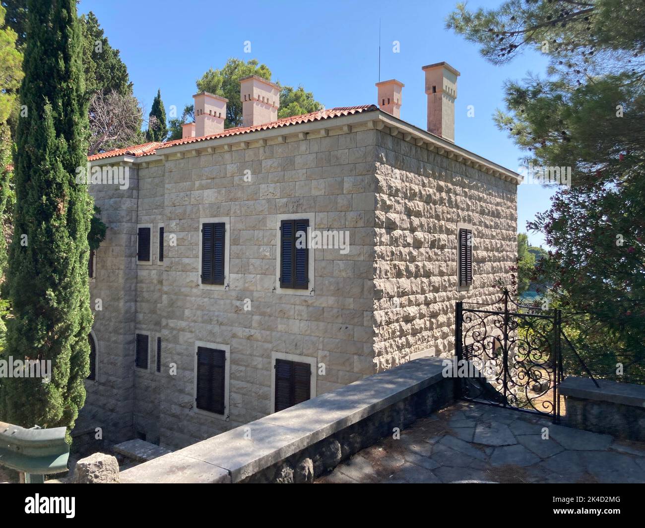Traditional house on sea hi-res stock photography and images - Alamy
