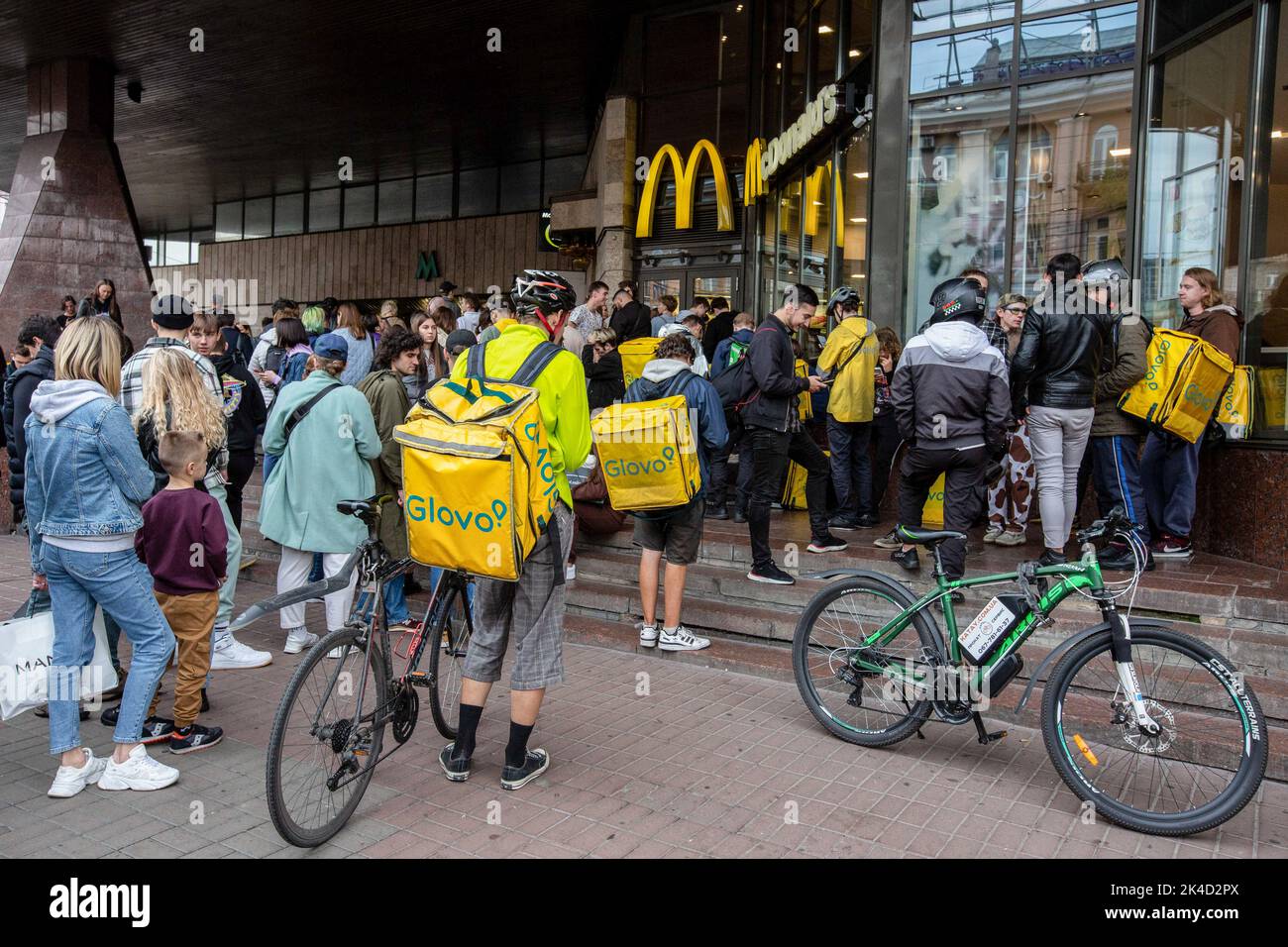 Kyiv, Ukraine. 01st Oct, 2022. Glovo food delivery couriers wait to ...