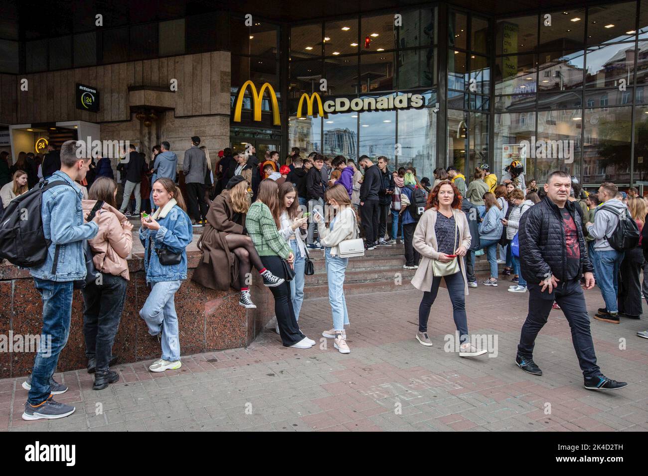 People waiting in line mcdonalds hi-res stock photography and images ...