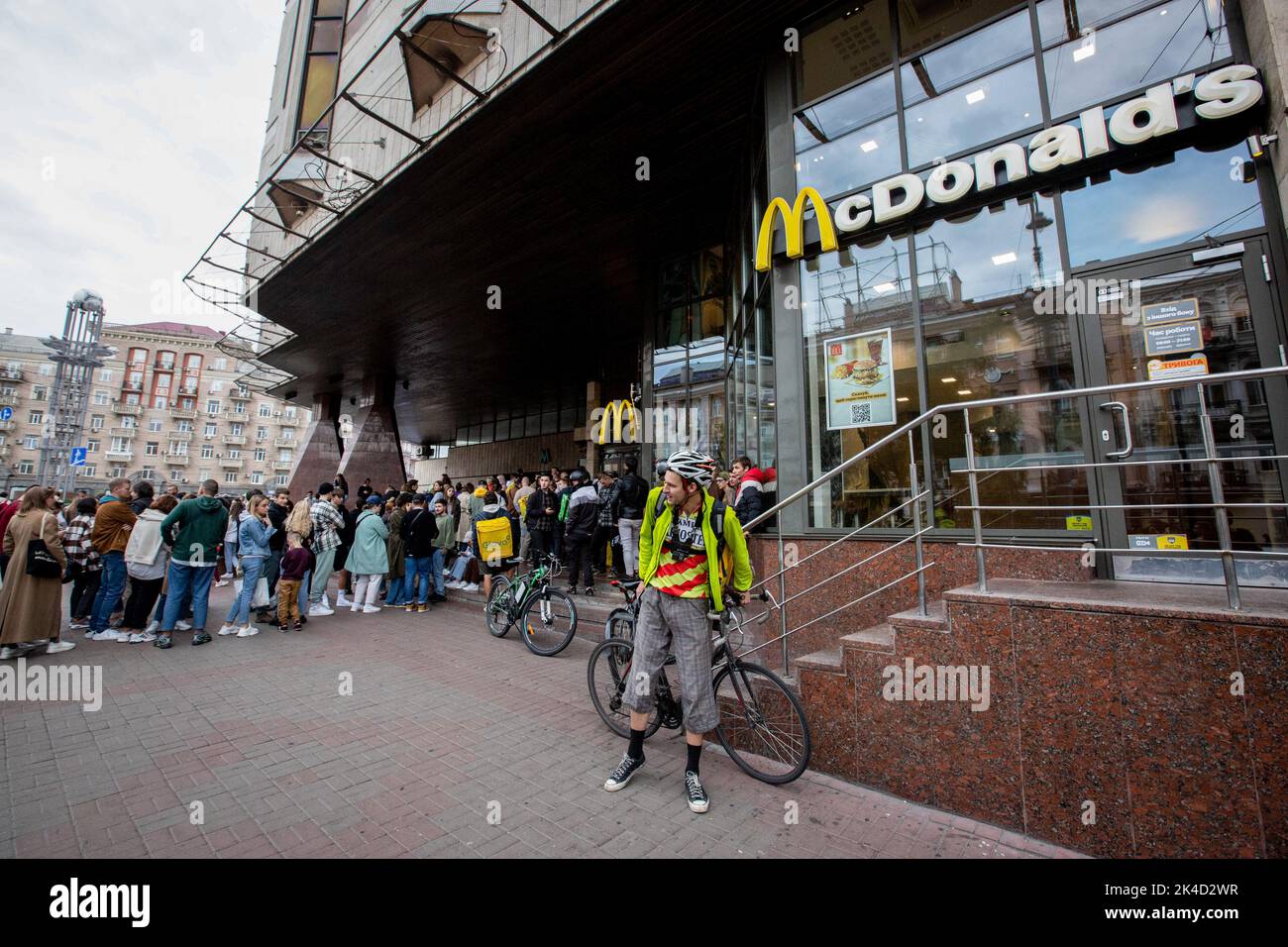 Kyiv, Ukraine. 01st Oct, 2022. Glovo food delivery courier waits to ...