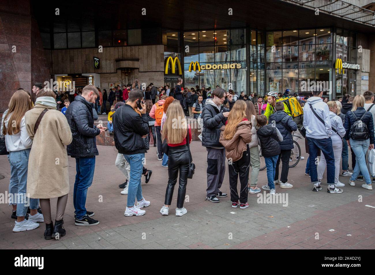 People waiting in line mcdonalds hi-res stock photography and images ...