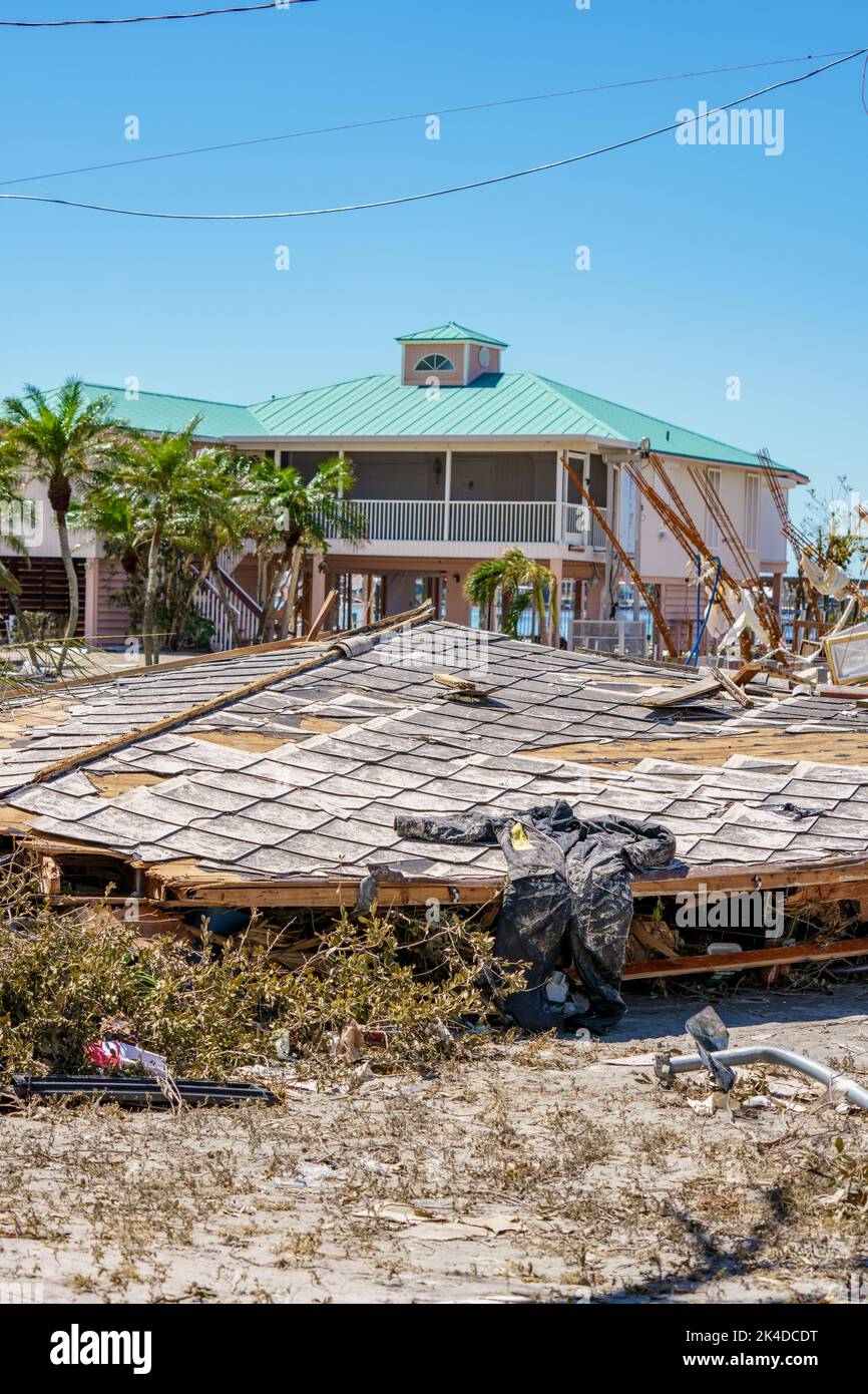 Homes collapsing during Hurricane Ian heavy winds and storm surge Stock ... Homes collapsing during Hurricane Ian heavy winds and storm surge Stock ...