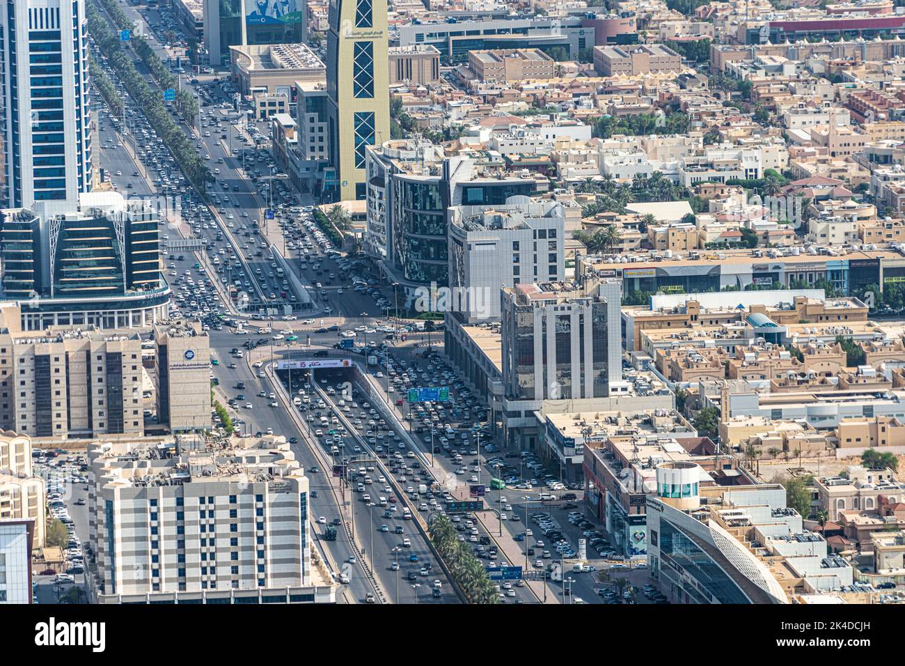 Buildings kingdom tower riyadh saudi hi-res stock photography and ...