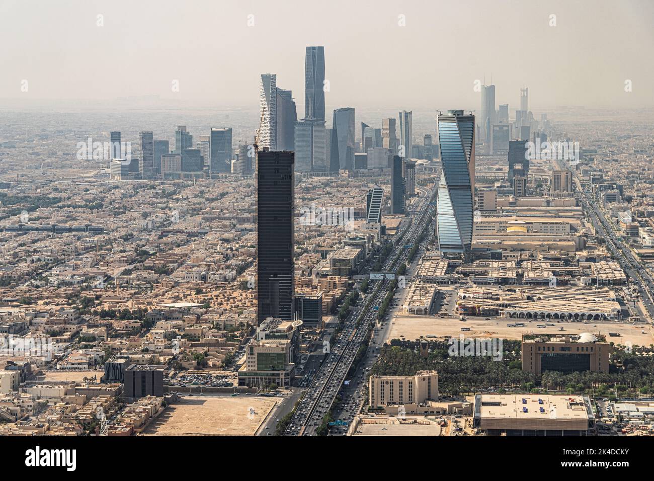 Buildings kingdom tower riyadh saudi hi-res stock photography and ...