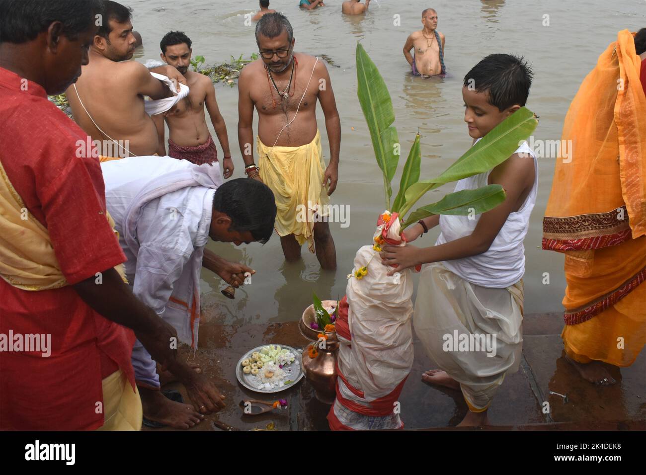 Kolkata, India. 02nd Oct, 2022. Hindu priests perform prayers in front ...