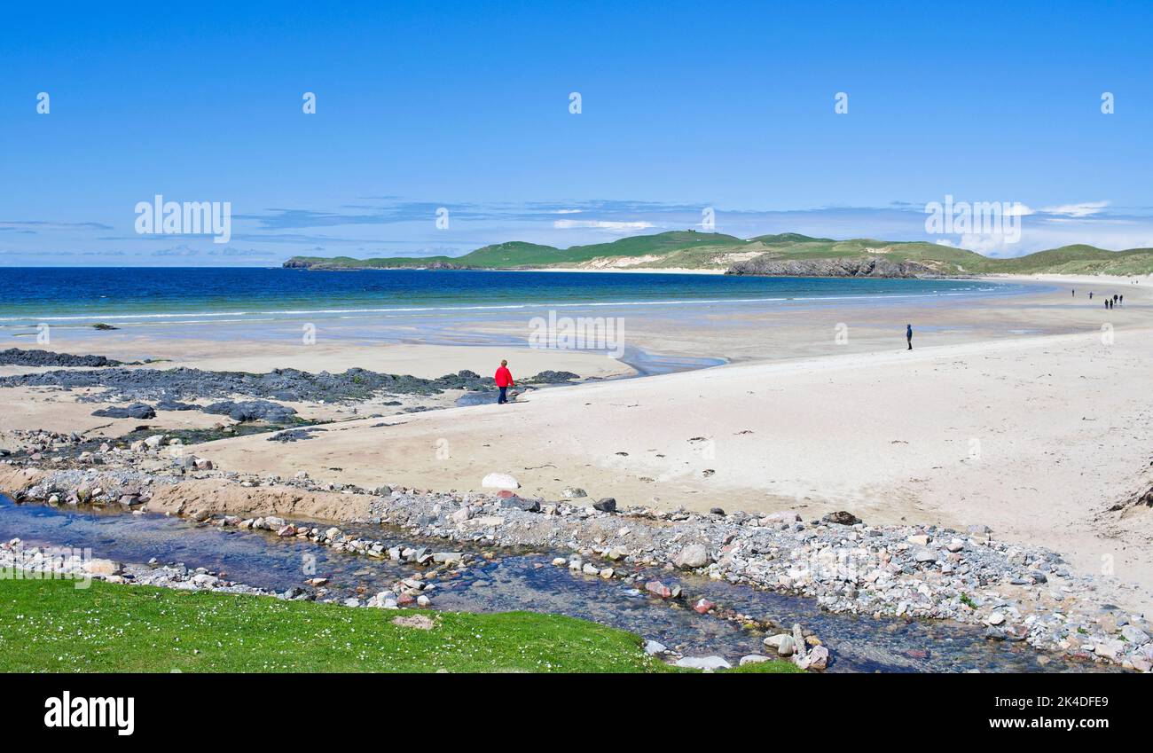 Walking on balnakeil bay beach hi-res stock photography and images - Alamy