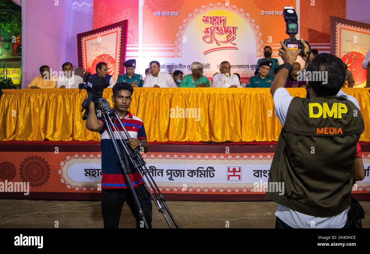 Bangladesh. 02nd Oct, 2022. Bangladeshi Hindu devotees gather at Dhakeshwari Temple during the ...