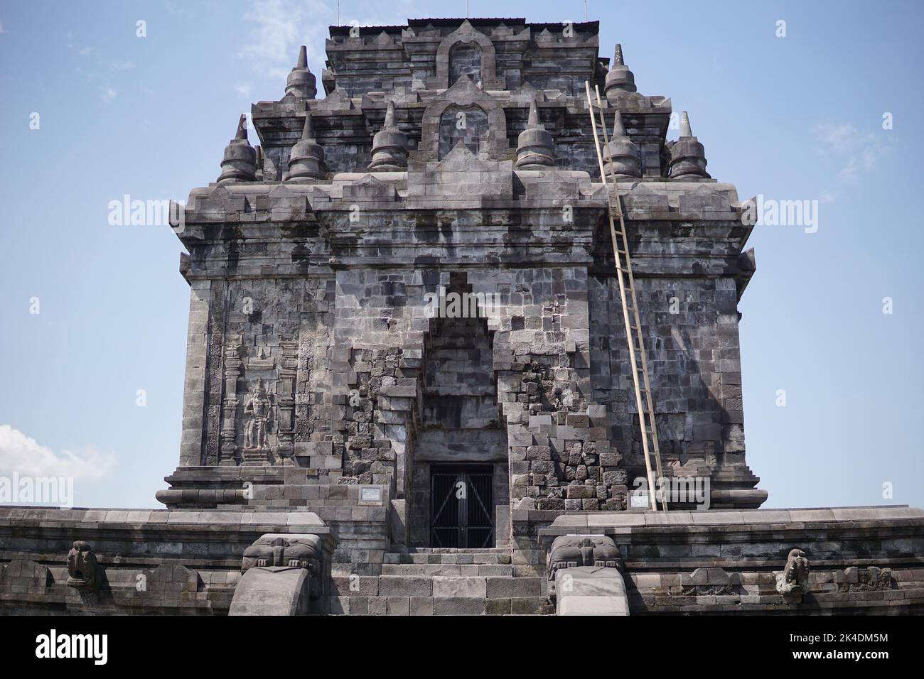 The splendor and unique architecture of Mendut Temple in Magelang ...