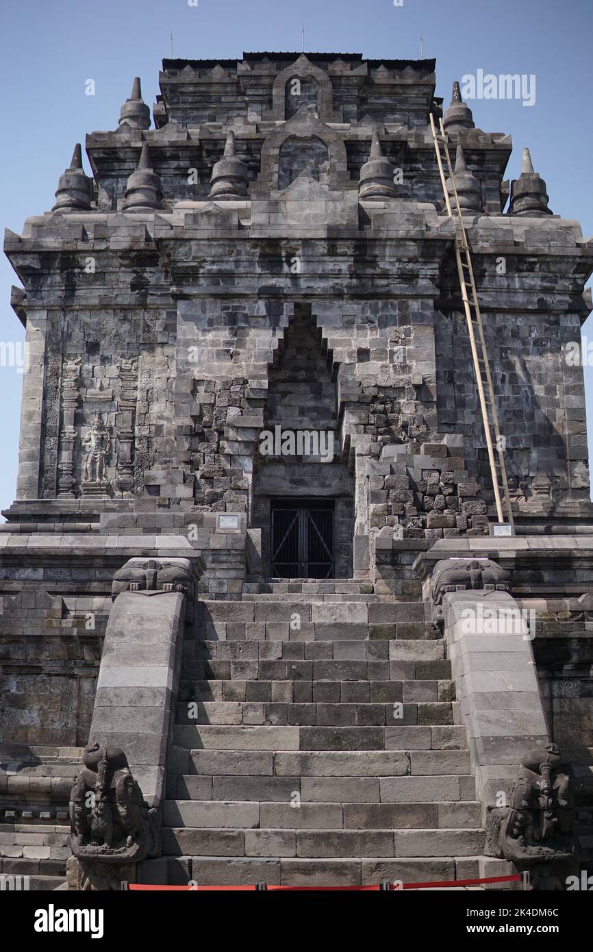 The splendor and unique architecture of Mendut Temple in Magelang ...