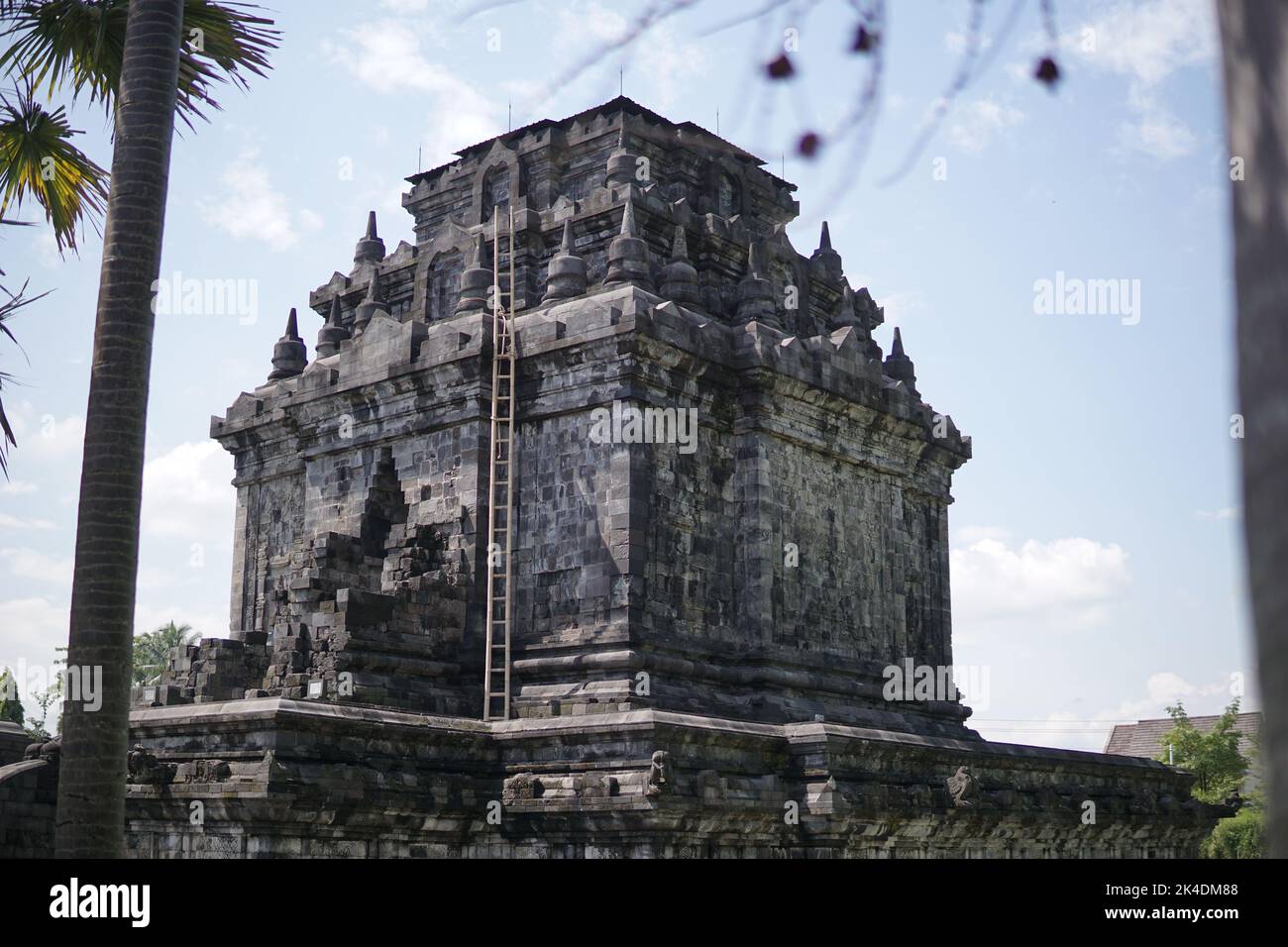 The splendor and unique architecture of Mendut Temple in Magelang ...