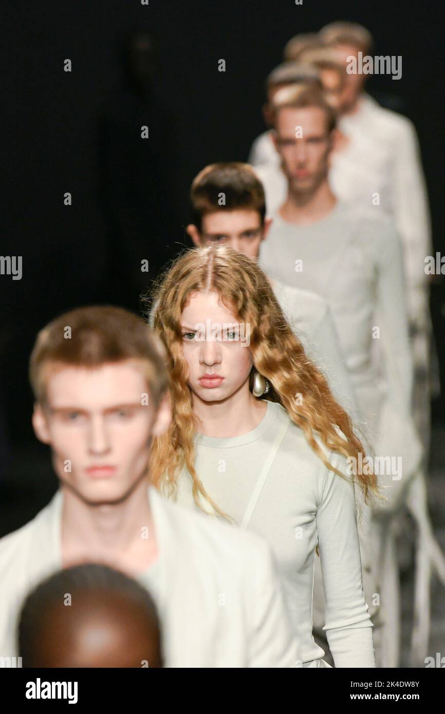 Paris, France. 01st Oct, 2022. ANN DEMEULEMEESTER SS23 runway during ...