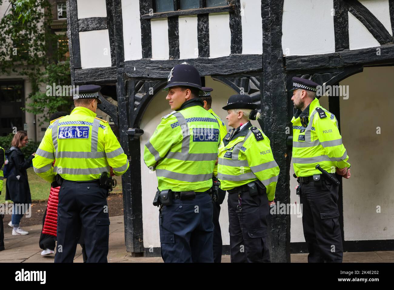 28 7 2022: British policeman briefing at Soho Square, London, preparing ...