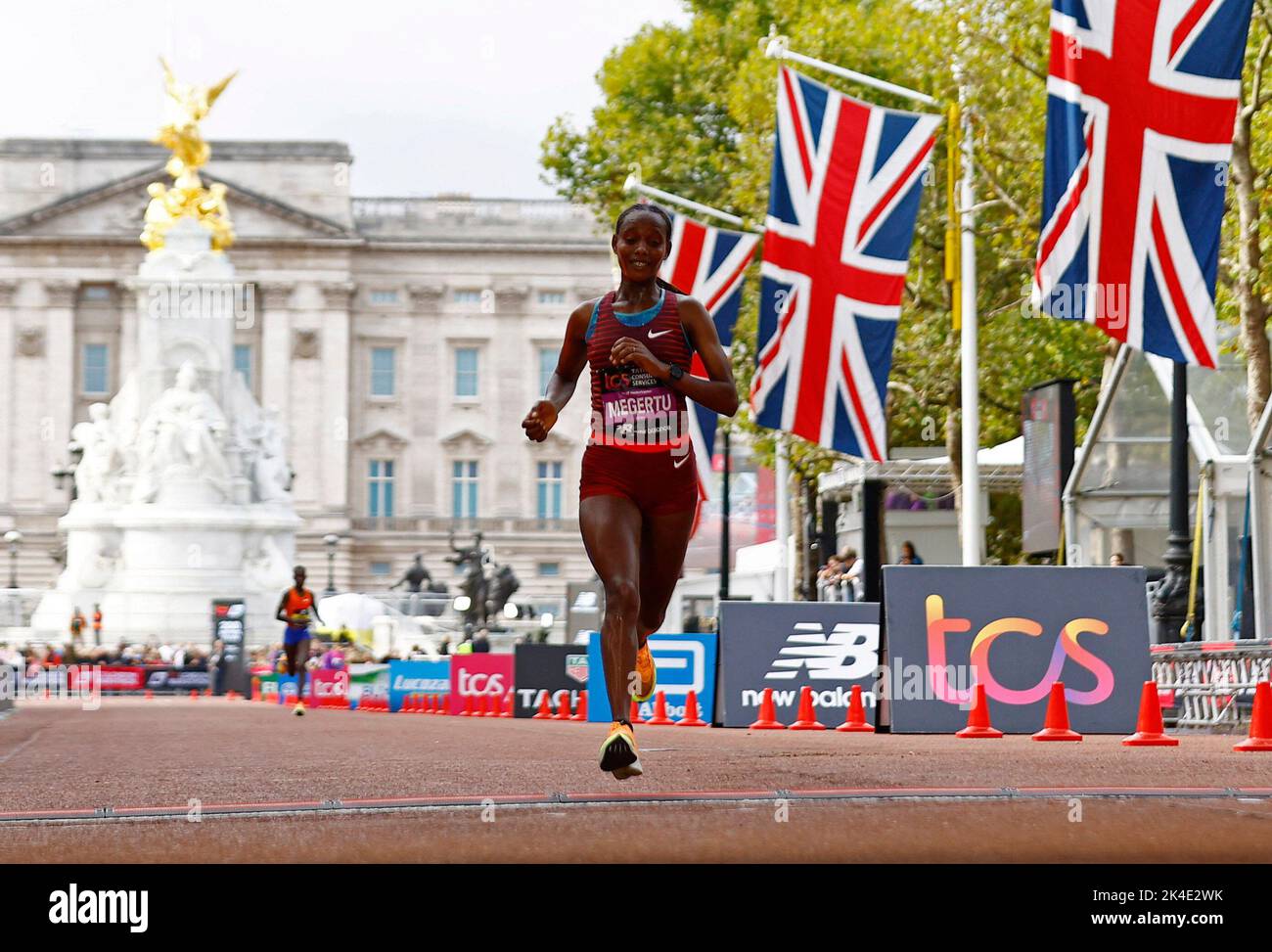London marathon finish line 2022 hi-res stock photography and images ...