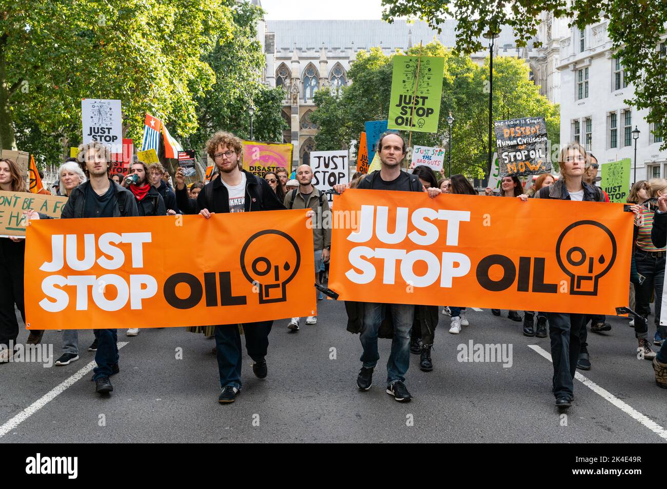 London, UK. 1 October 2022. Hundreds of Just Stop Oil and Extinction ...