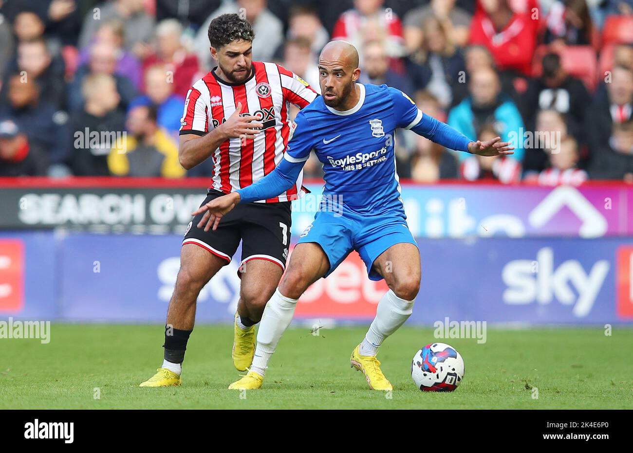 Sheffield, UK. 1st Oct, 2022. Reda Khadra of Sheffield Utd (l) battles ...