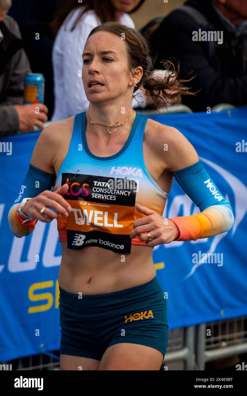 London, UK. 2 October 2022. Stephanie Twell (GBR) passes mile 24 en ...