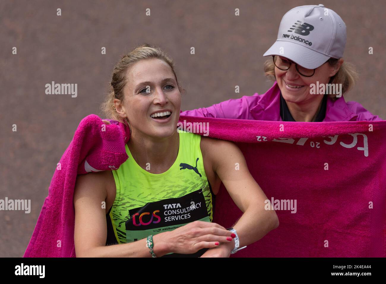 London marathon 2022 finish hi-res stock photography and images - Alamy