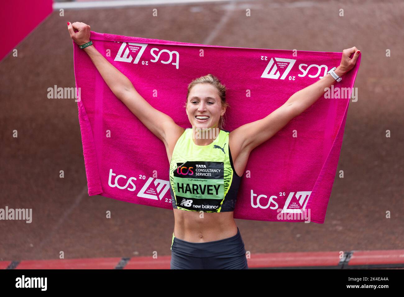 London marathon 2022 finish hi-res stock photography and images - Alamy