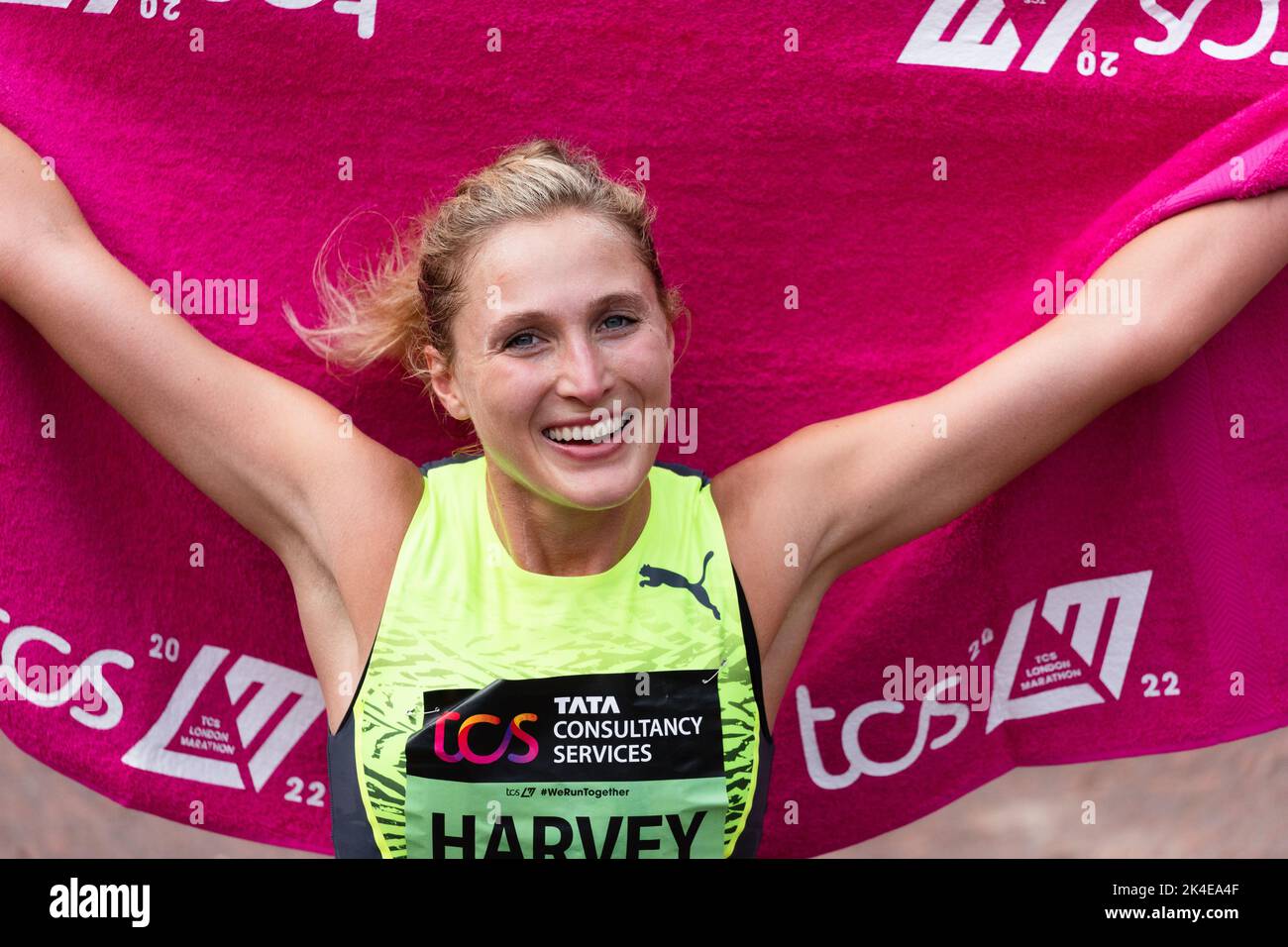 London marathon 2022 finish hi-res stock photography and images - Alamy