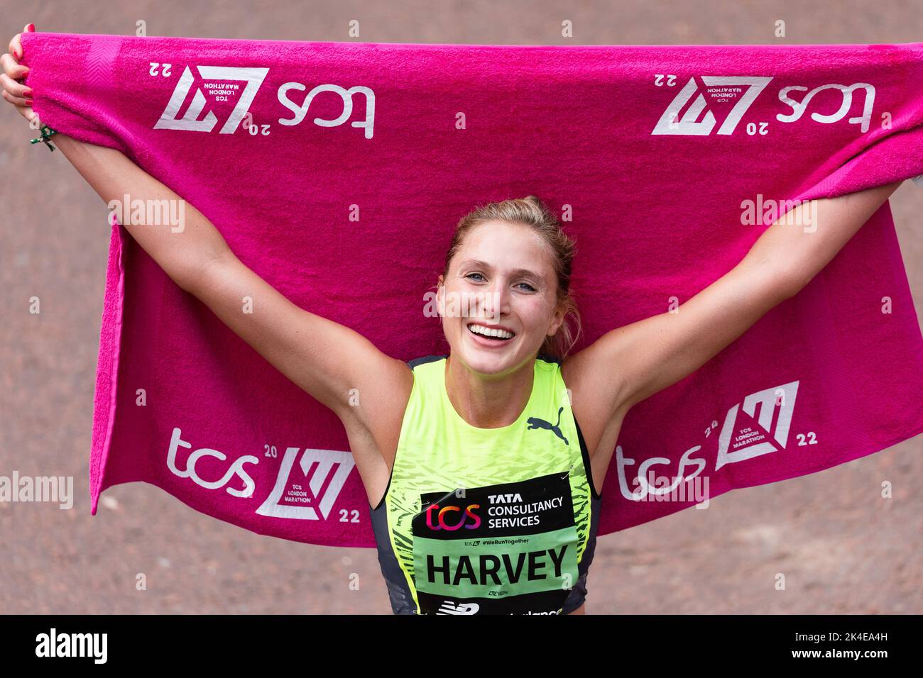 London marathon 2022 finish hi-res stock photography and images - Alamy