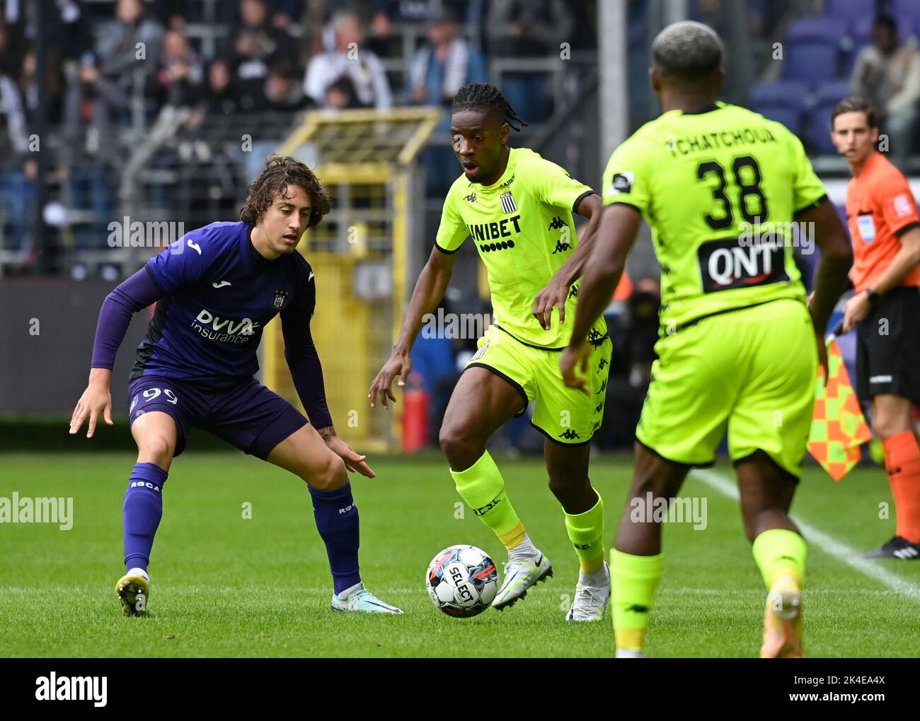 Anderlecht's Fabio Silva and Charleroi's Joris Kayembe fight for the ...