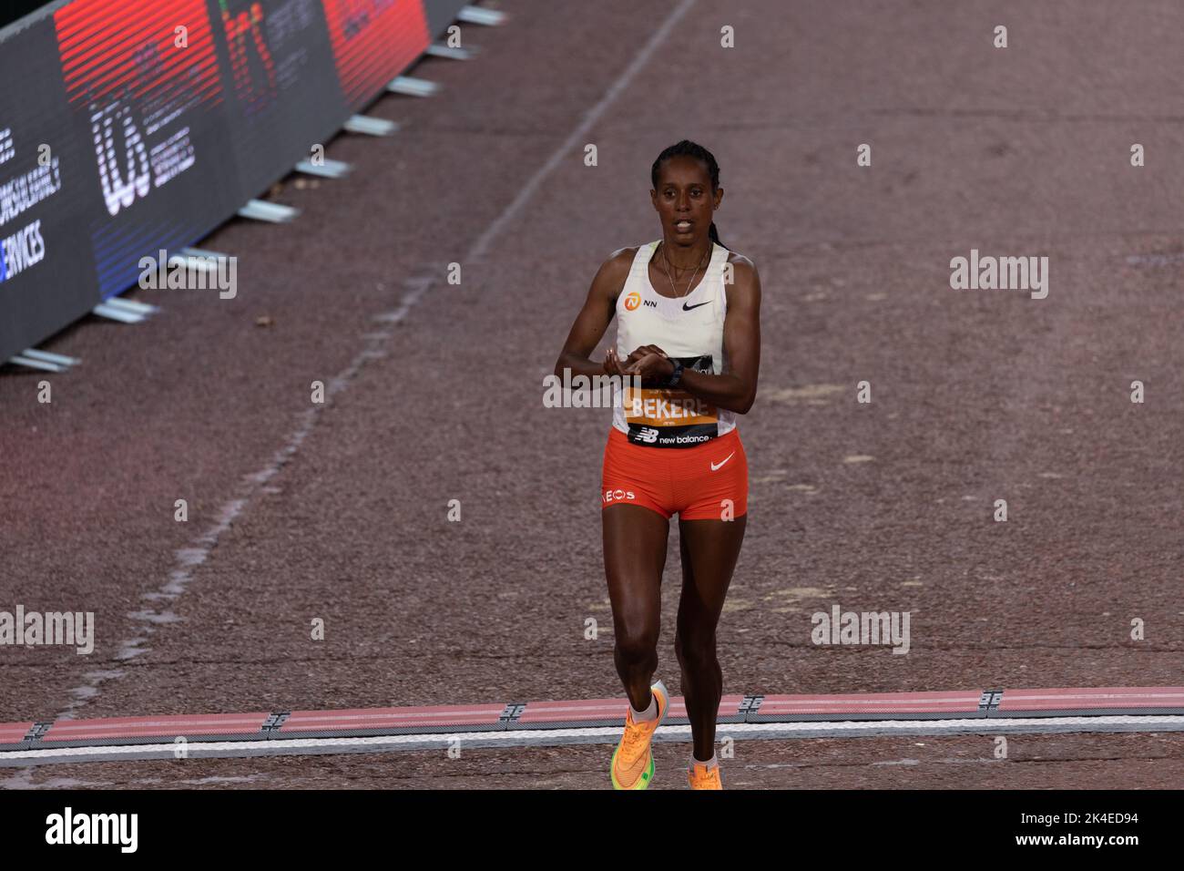 LONDON, ENGLAND - 02 OCTOBER 2022: Ashete Bekere of Ethiopia celebrates ...