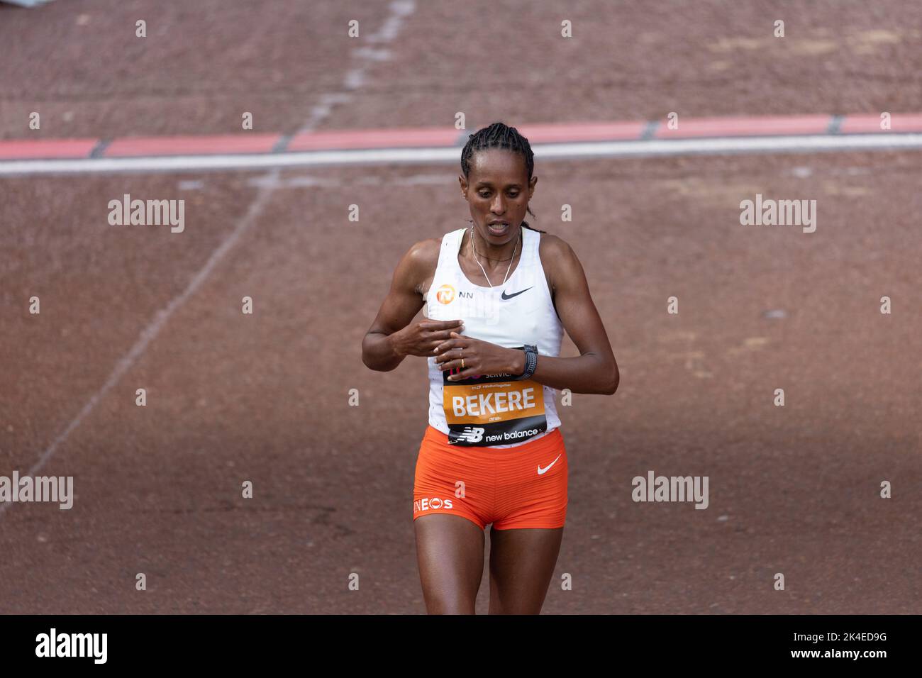LONDON, ENGLAND - 02 OCTOBER 2022: Ashete Bekere of Ethiopia celebrates ...