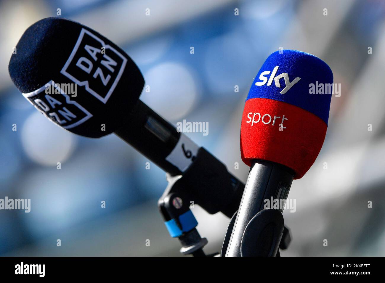 Television microphones hi-res stock photography and images - Alamy