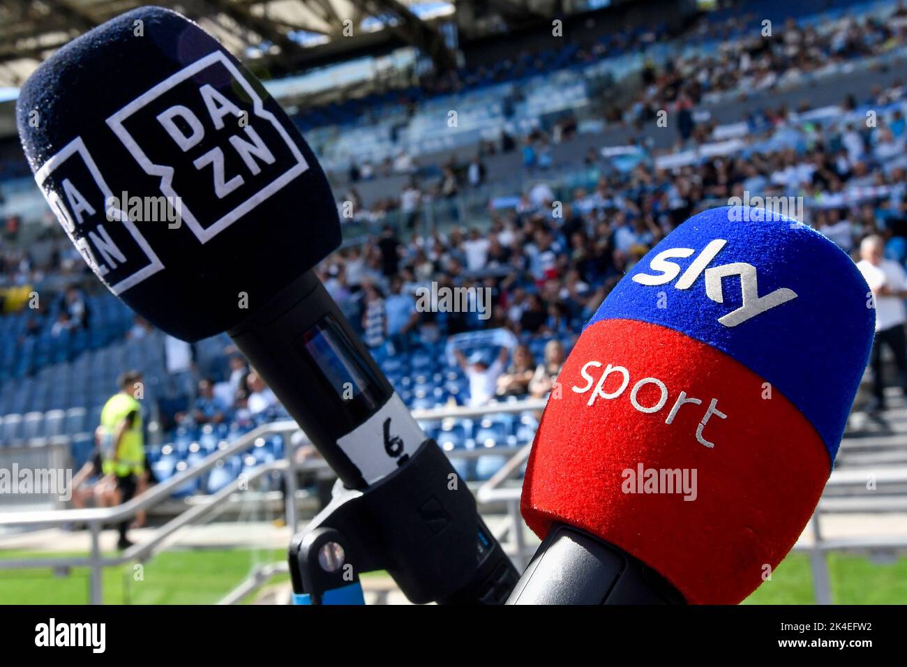 Tv microphones hi-res stock photography and images - Alamy