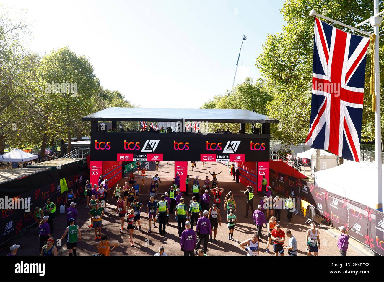 London marathon finish line 2022 hi-res stock photography and images ...