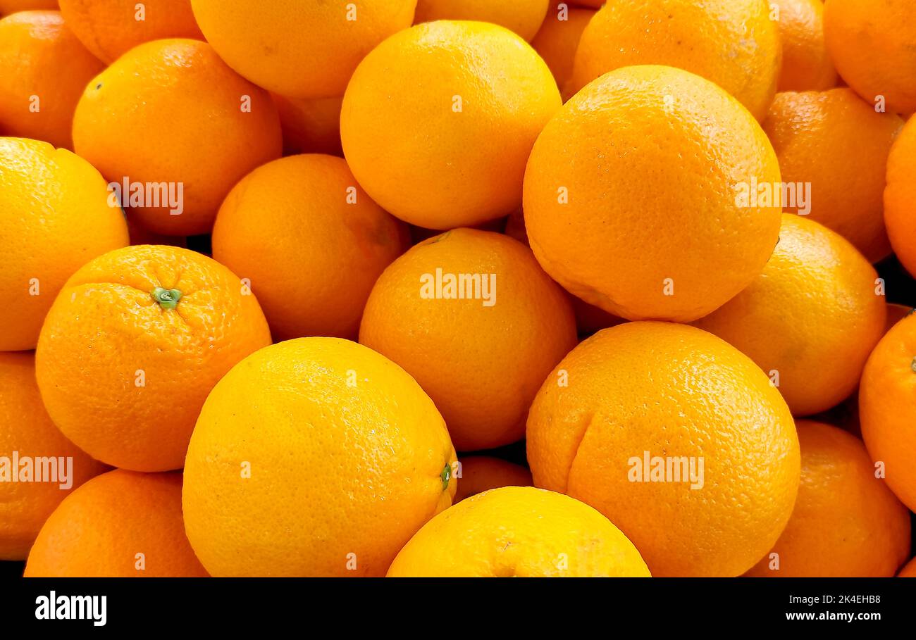 Fresh and juicy oranges on the market Stock Photo - Alamy