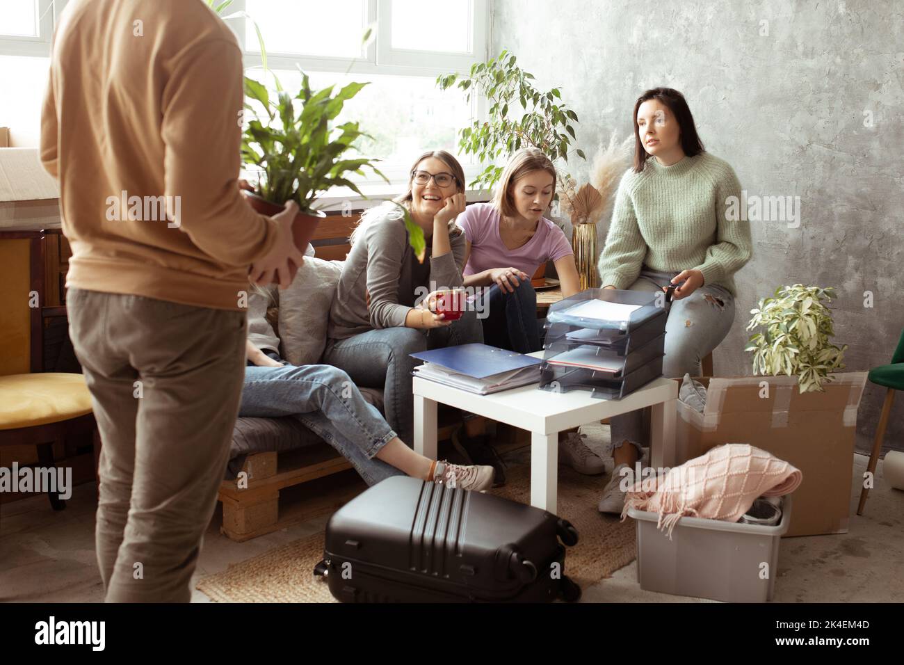 College students campus talk hi-res stock photography and images - Alamy